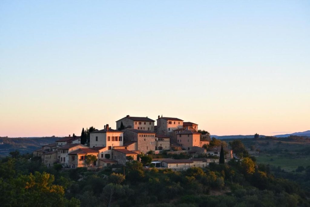 Ce village du Luberon, perché sur sa colline, offre un panorama qui ...